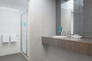 Quarto Superior | Casa de banho | Um polibã, um secador de cabelo, toalhas fornecidas, sabão 