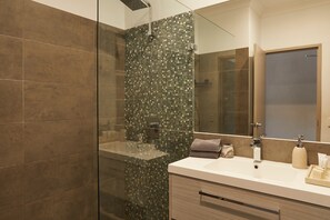 Quarto superior, 2 quartos | Banheiro | Secador de cabelo, toalhas de banho, sabonete, shampoo