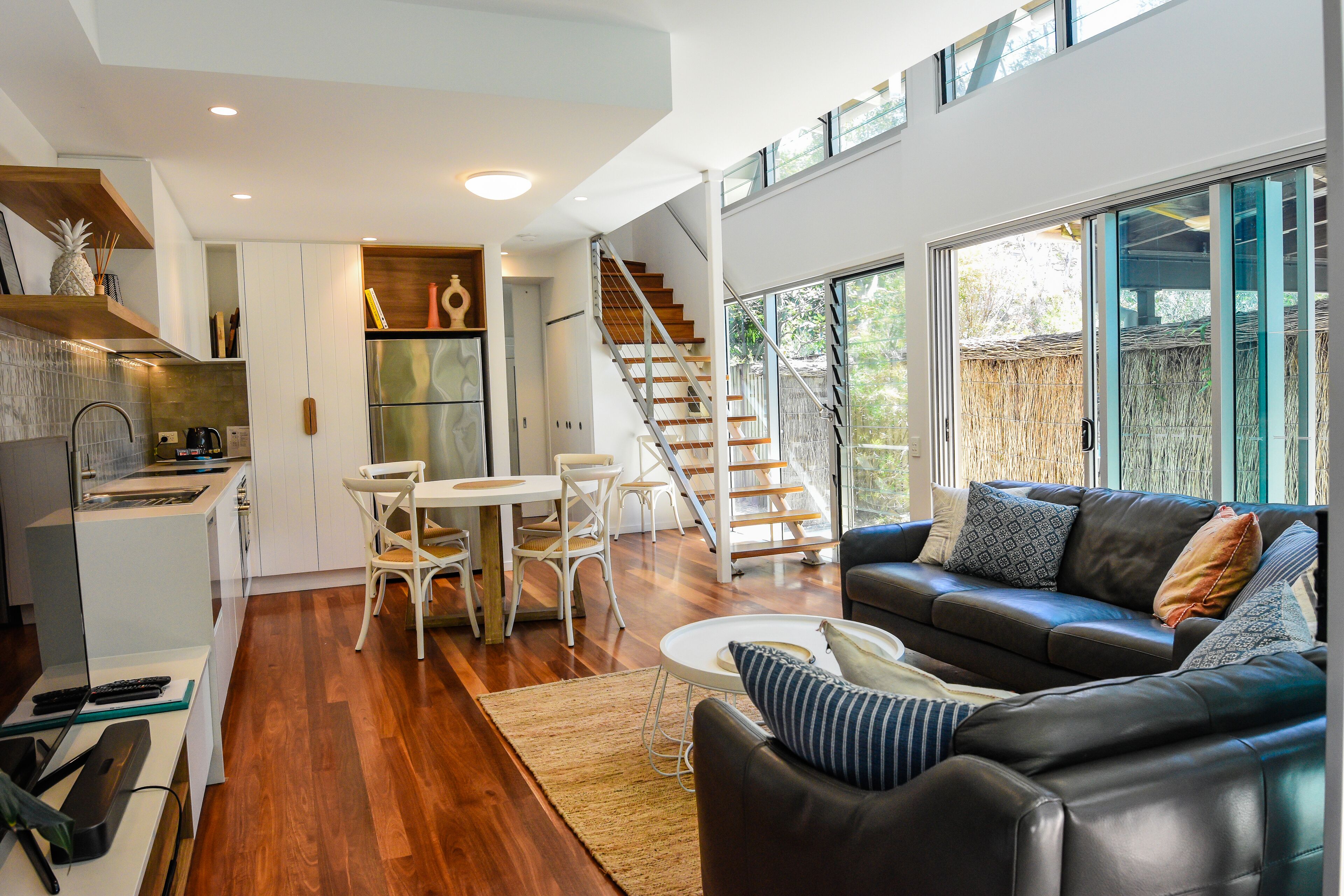 Casa, junto à praia | Cozinha privada | Um frigorífico/congelador grande, um micro-ondas 