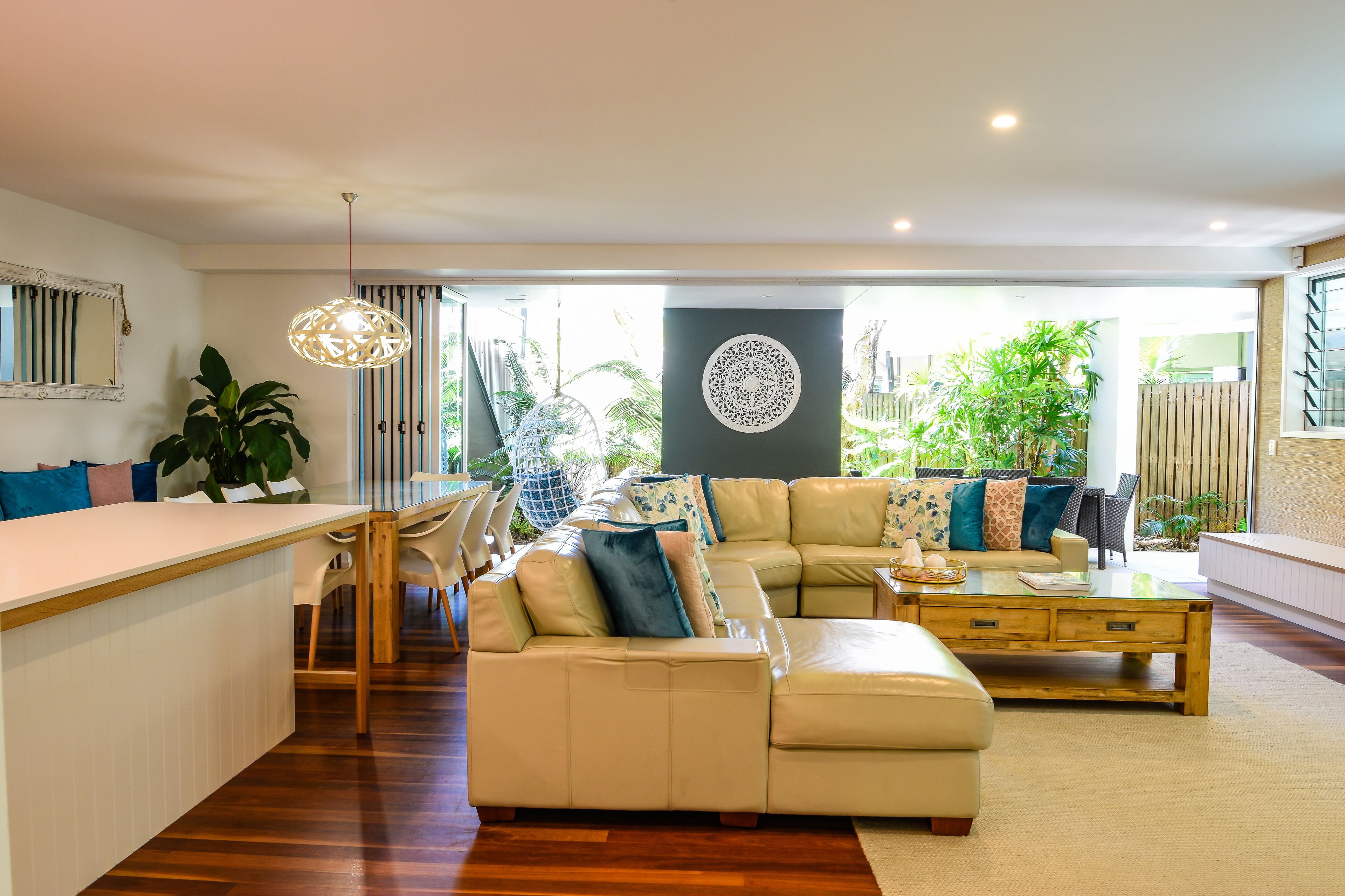 Penthouse (Belongil) | Sala de estar | Televisor LCD de 60 polegadas com canais por cabo 