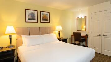 1 quarto, cofre no quarto, secretária, ferro/tábua de engomar