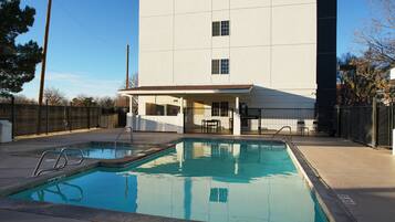 Piscina exterior, da(s) 10:00 à(s) 22:00, espreguiçadeiras