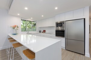 Geladeira grande, micro-ondas, cooktop, lava-louças
