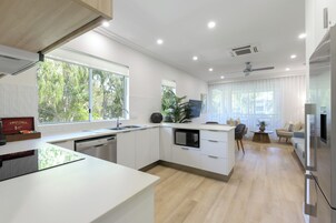 Apartamento superior | Cozinha privada | Geladeira grande, micro-ondas, cooktop, lava-louças