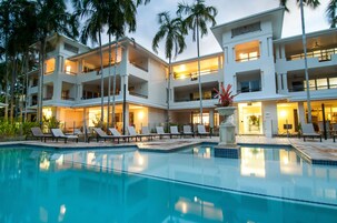 2 piscinas externas, espreguiçadeiras