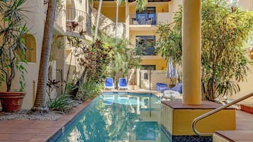 2 piscinas exteriores, guarda-sóis, espreguiçadeiras