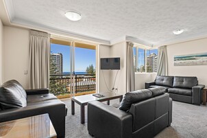 Apartamento superior | Área de estar | TV LCD, mesa de pingue-pongue, livros