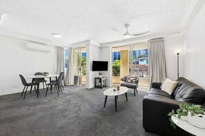 Apartamento standard, 1 quarto | Área de estar | TV LCD, mesa de pingue-pongue, livros