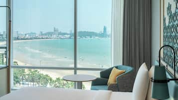 Quarto premium, 2 camas de solteiro, vista para a praia, na torre (Pattaya, Bay Tower) | Vista do quarto