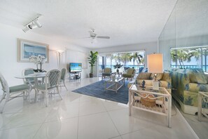 Condo 10, 2 Bedrooms, Ocean View | Sala de estar | Televisor de 32 polegadas com canais por cabo 