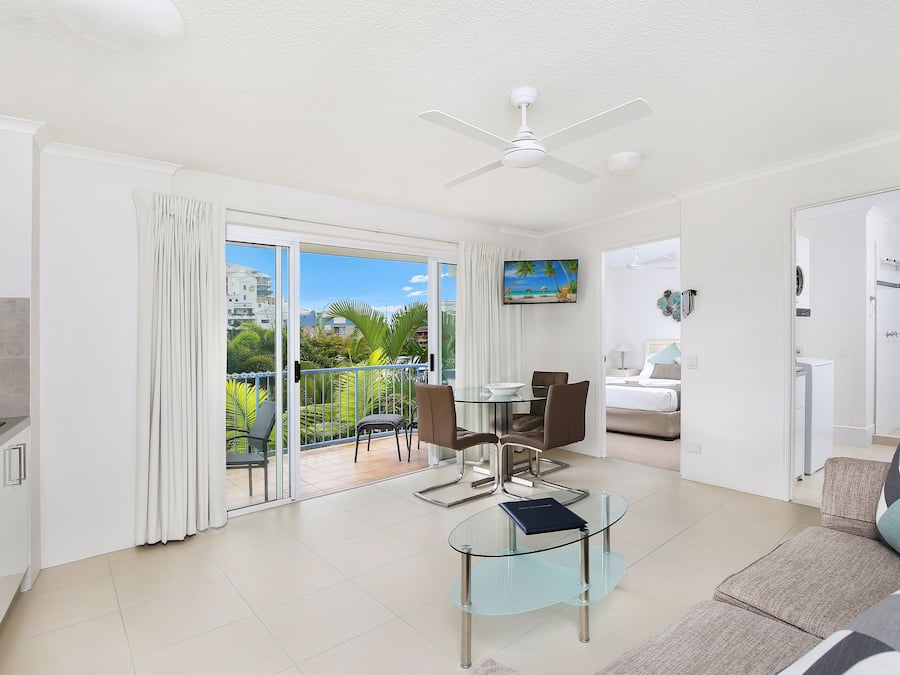 Apartamento superior, 1 quarto | Área de estar | TV de tela plana 40 polegadas com canais digitais, TV