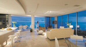 Suite Deluxe, 3 quartos, varanda, vista para o oceano | Sala de estar | Televisor de 50 polegadas com canais via satélite 