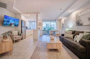 Apartamento standard, 1 quarto, para não fumantes, vista para a piscina | Área de estar | TV de tela plana