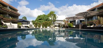 Piscina externa, espreguiçadeiras