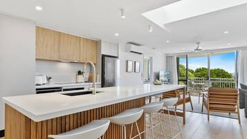 Penthouse Exclusiva, 3 quartos, banheira de hidromassagem grande, vista para a montanha | Cozinha privada | Um frigorífico/congelador grande, um micro-ondas, uma placa de cozinha