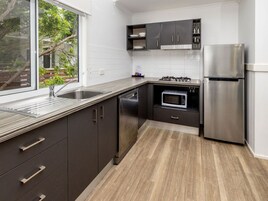 Vila standard, para não fumantes, cozinha (Lakeview Villa) | Cozinha privada | Refrigerador em uma área comum, micro-ondas em uma área comum