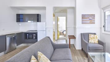 Villa Standard, não fumadores, cozinha (Lakeview Villa) | Sala de estar | Televisor de ecrã plano de 50 polegadas com canais via satélite