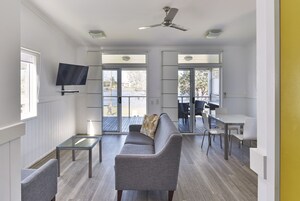 Vila standard, para não fumantes, cozinha (Lakeview Villa) | Área de estar | TV de tela plana 50 polegadas com canais via satélite, TV