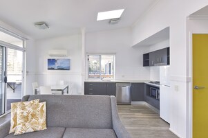 Vila standard, para não fumantes, cozinha (Lakeview Villa) | Cozinha privada | Refrigerador em uma área comum, micro-ondas em uma área comum