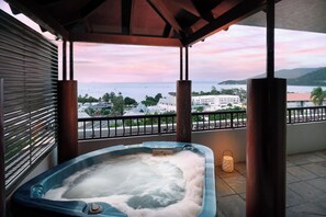 2 Bedroom 2 Bathroom Apartment with Balcony Jacuzzi and Ocean View | Banheira de hidromassagem particular