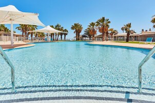 2 piscinas externas, espreguiçadeiras