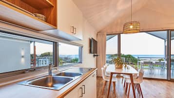 Villa, 2 quartos, vista para a praia | Cozinha privada | Um frigorífico no espaço comum, um micro-ondas no espaço comum