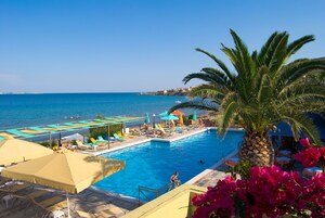 Piscina exterior, espreguiçadeiras 