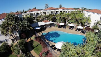 Piscina externa, piscina aquecida, guarda-sóis, espreguiçadeiras
