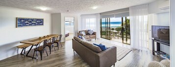 Apartamento, 2 quartos, em frente à praia | Sala de estar | TV de ecrã plano 