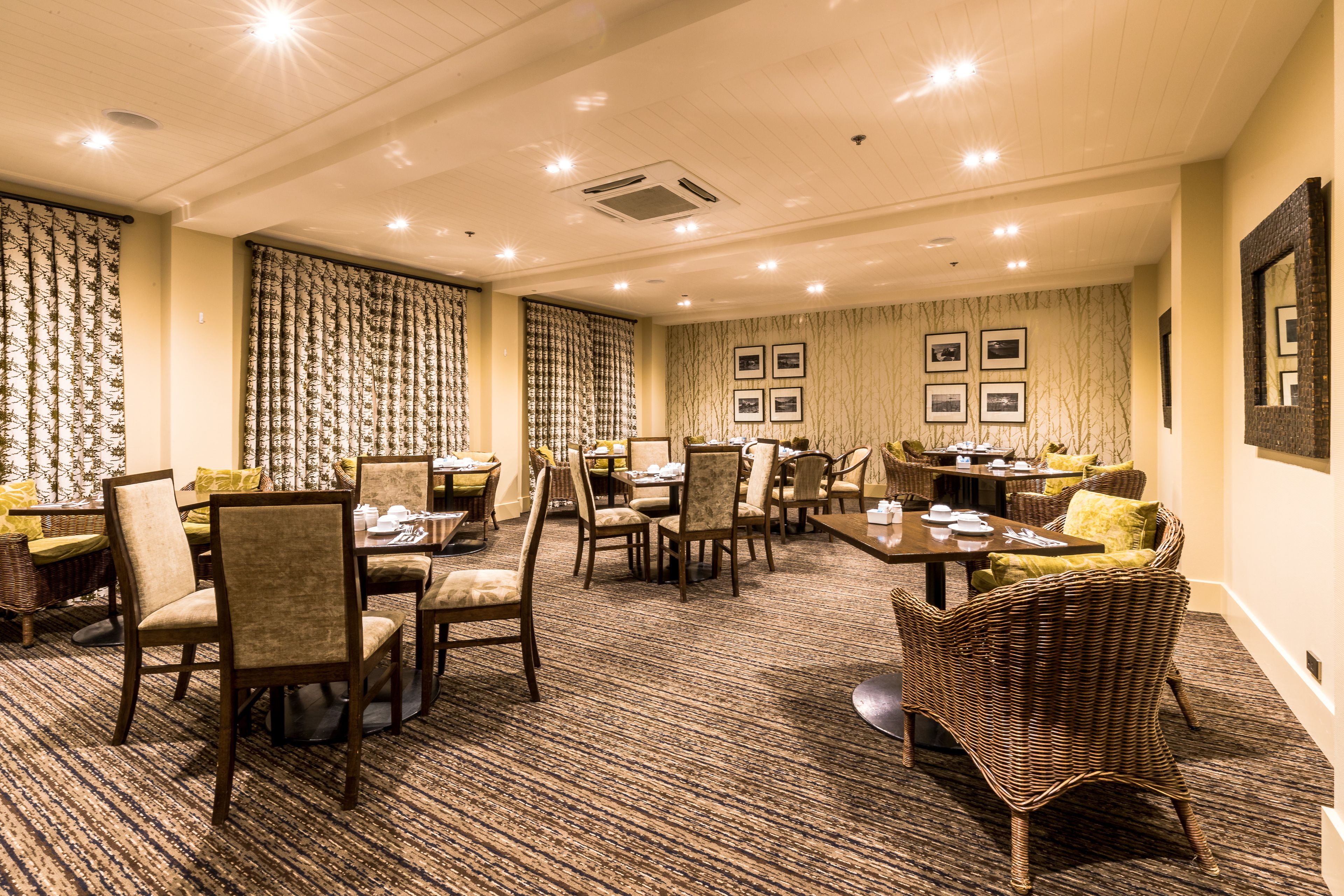 Pequenos-almoços servidos, com espaço para refeições ao ar livre 