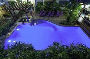 2 piscinas exteriores, espreguiçadeiras 