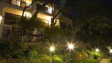 Fachada do alojamento (tarde/noite)