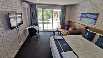 Quarto Superior, 1 cama queen-size, vista para a piscina | Roupa de alta qualidade, secretária, cortinas/cortinados opacos