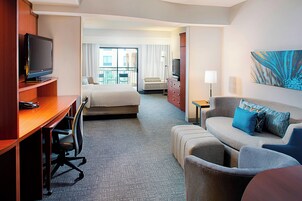 Escrivaninha, cortinas blackout, ferros/tábuas de passar roupa