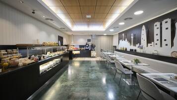 Café da manhã com buffet diário (EUR 19 por pessoa)