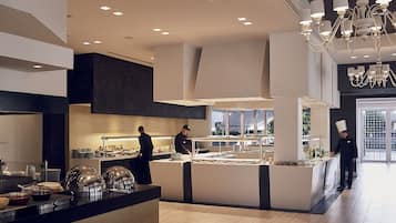 2 restaurantes, pequenos-almoços servidos