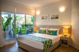 Apartamento luxo, 2 quartos, acesso à piscina, vista parcial para o oceano | Ferros/tábuas de passar roupa, berços (sobretaxa)