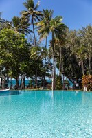 Piscina externa, espreguiçadeiras