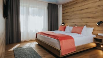 Suite mit Balkon oder Terrasse | Roupas de cama antialérgicas, frigobar, cofres nos quartos, escrivaninha