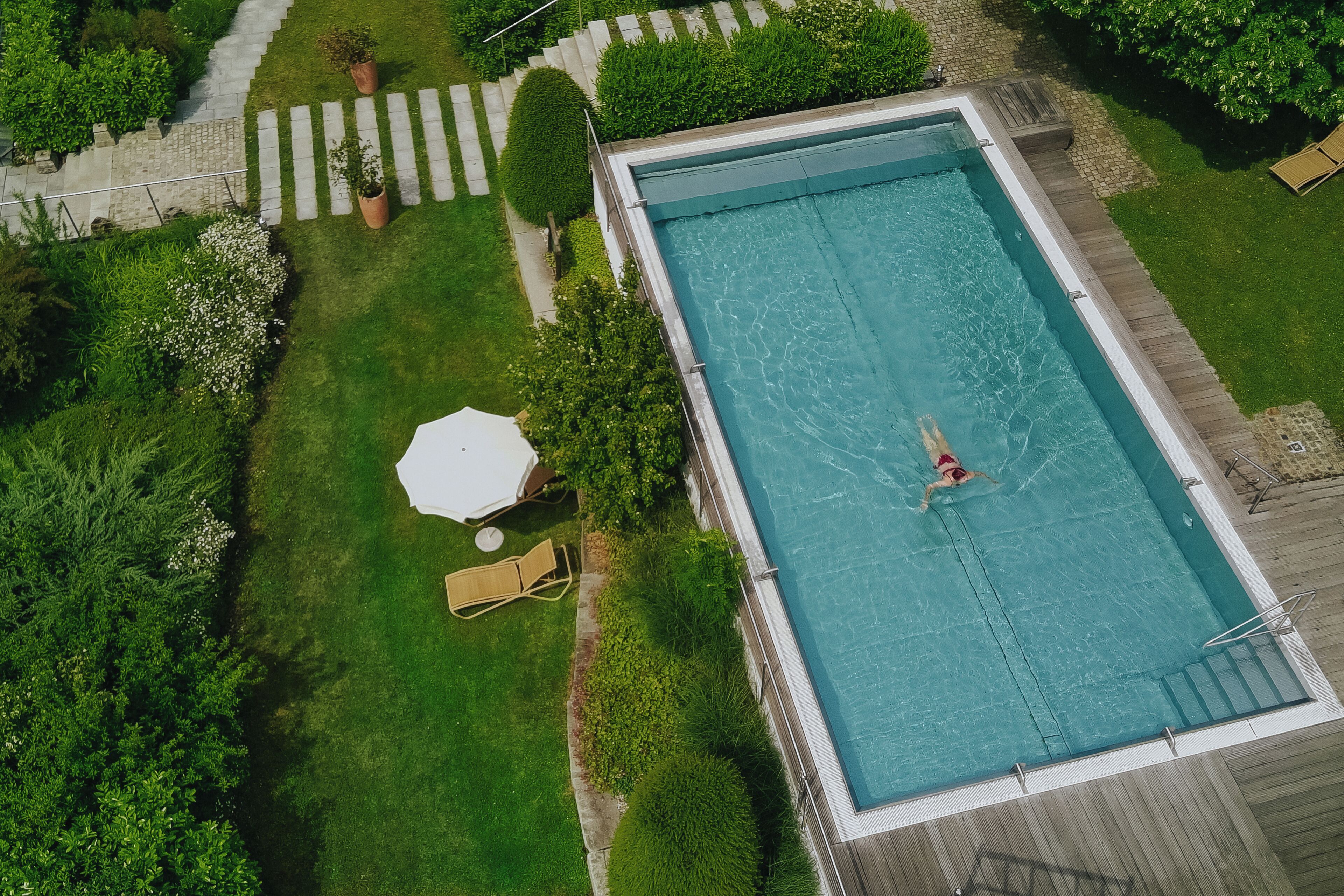 Piscina externa, funciona das 9h às 20h, espreguiçadeiras