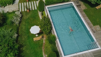 Piscina externa, funciona das 9h às 20h, espreguiçadeiras