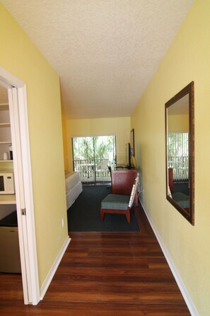 Quarto luxo, 1 cama King, sacada | Escrivaninha, quartos à prova de som, ferros/tábuas de passar roupa