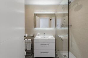 Suite Deluxe | Cofre no quarto, secretária, cortinas/cortinados opacos 