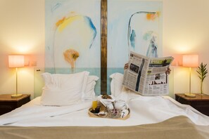 Minibar, cofre no quarto, secretária, quartos insonorizados