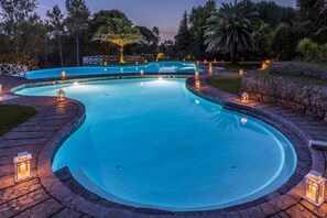 Piscina externa, funciona das 10h às 19h30, guarda-sóis
