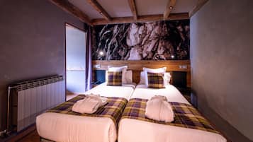 Edredons de pluma, frigobar, cofres nos quartos, cortinas blackout