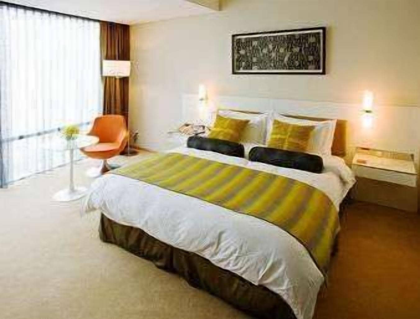 Frigobar (abastecido com alguns itens grátis), cofres nos quartos