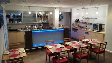 Café da manhã com buffet todos os dias (EUR 18.50 por pessoa)