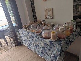 Café da manhã com buffet grátis todos os dias