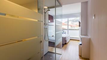 Quarto Duplo (With views) | Casa de banho | Um secador de cabelo, toalhas fornecidas